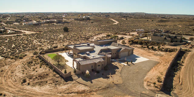 Elegant walled and gated Rio Rancho Estate home with Vi