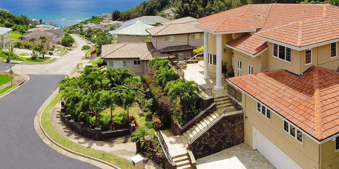 Brivity - Mary Lavoie • 5608 Poola Street Honolulu, HI - 96821