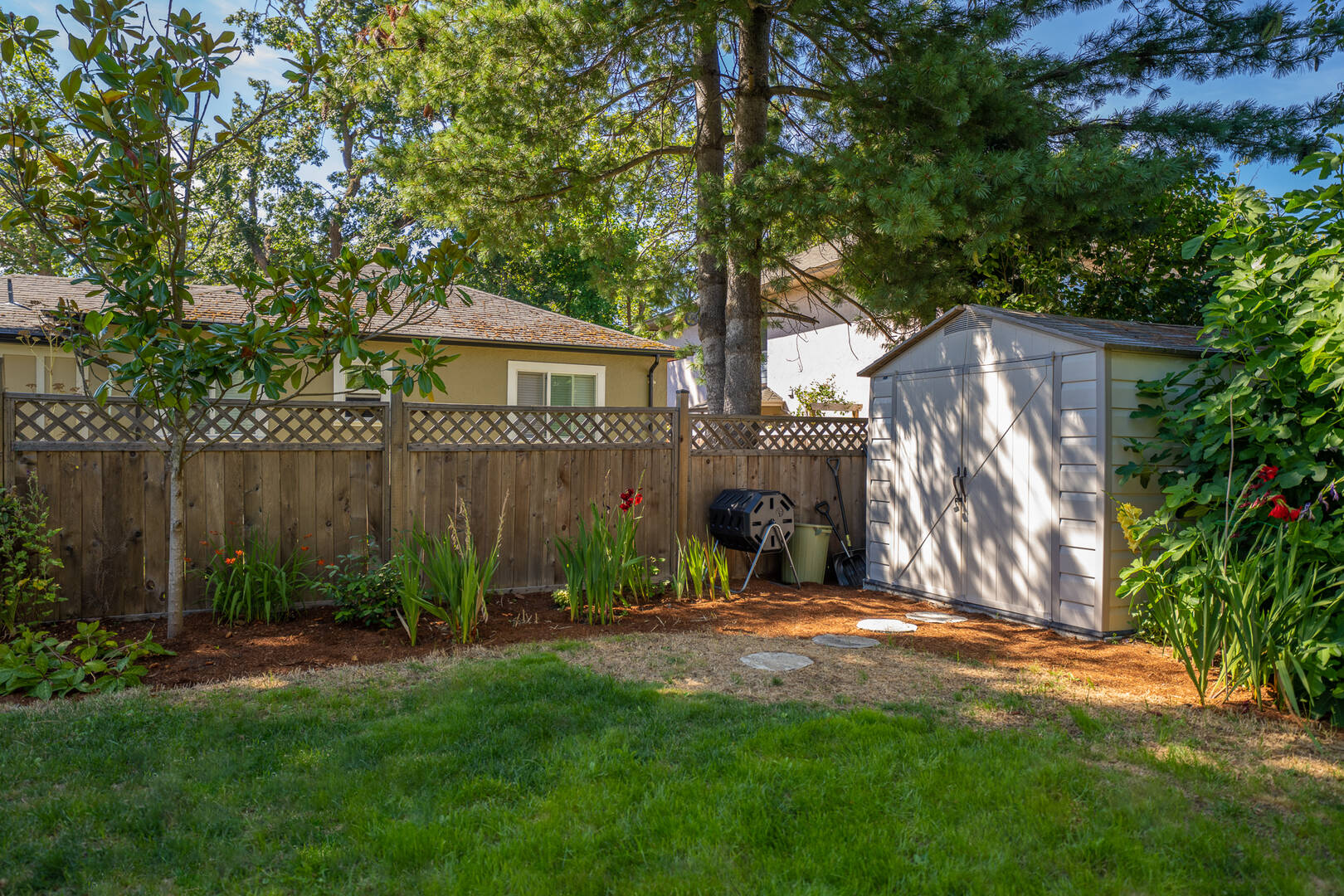 Brivity - 1712 Haultain St Victoria, BC V8R2L2 - Virtual Tour