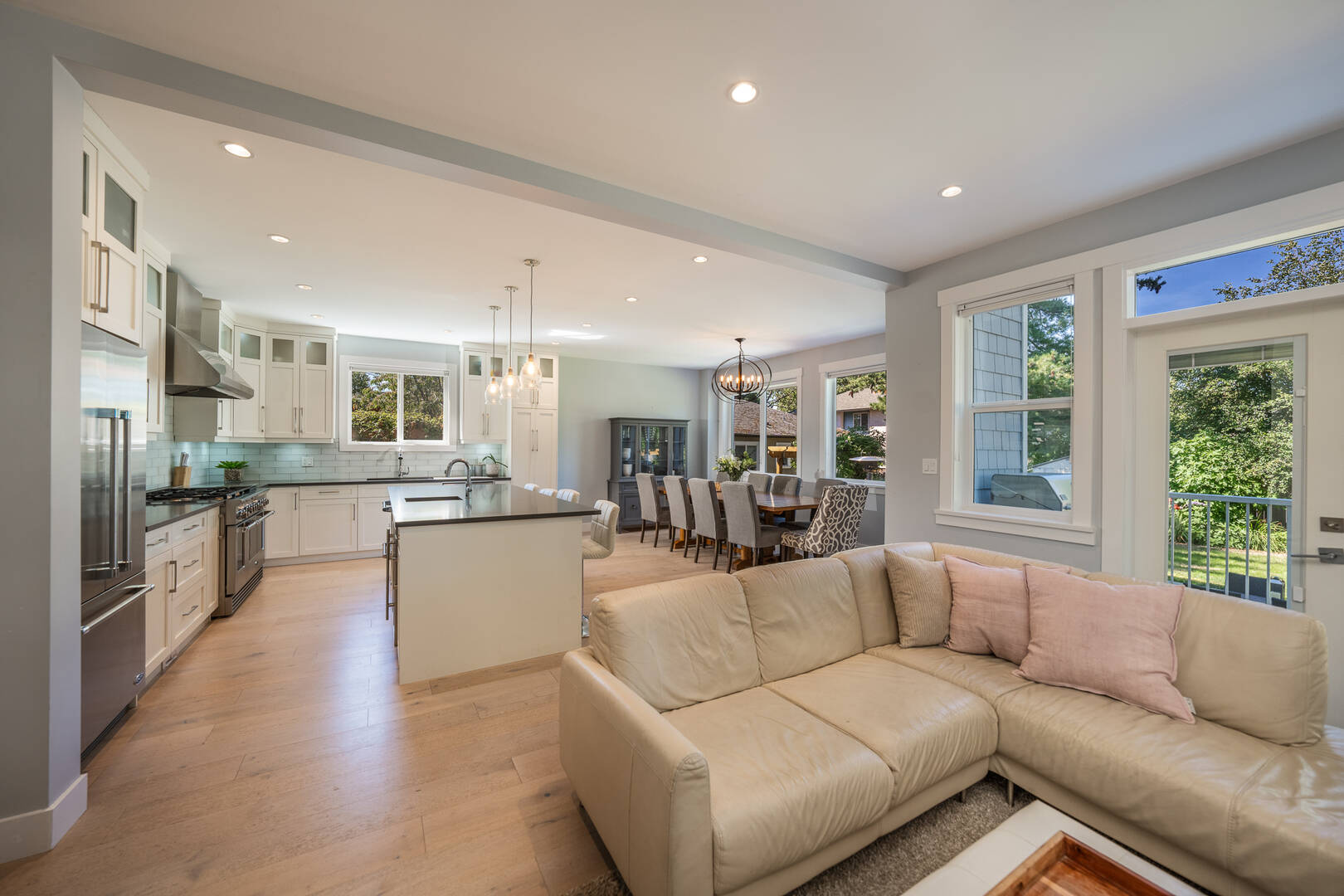 Brivity - 1712 Haultain St Victoria, BC V8R2L2 - Virtual Tour