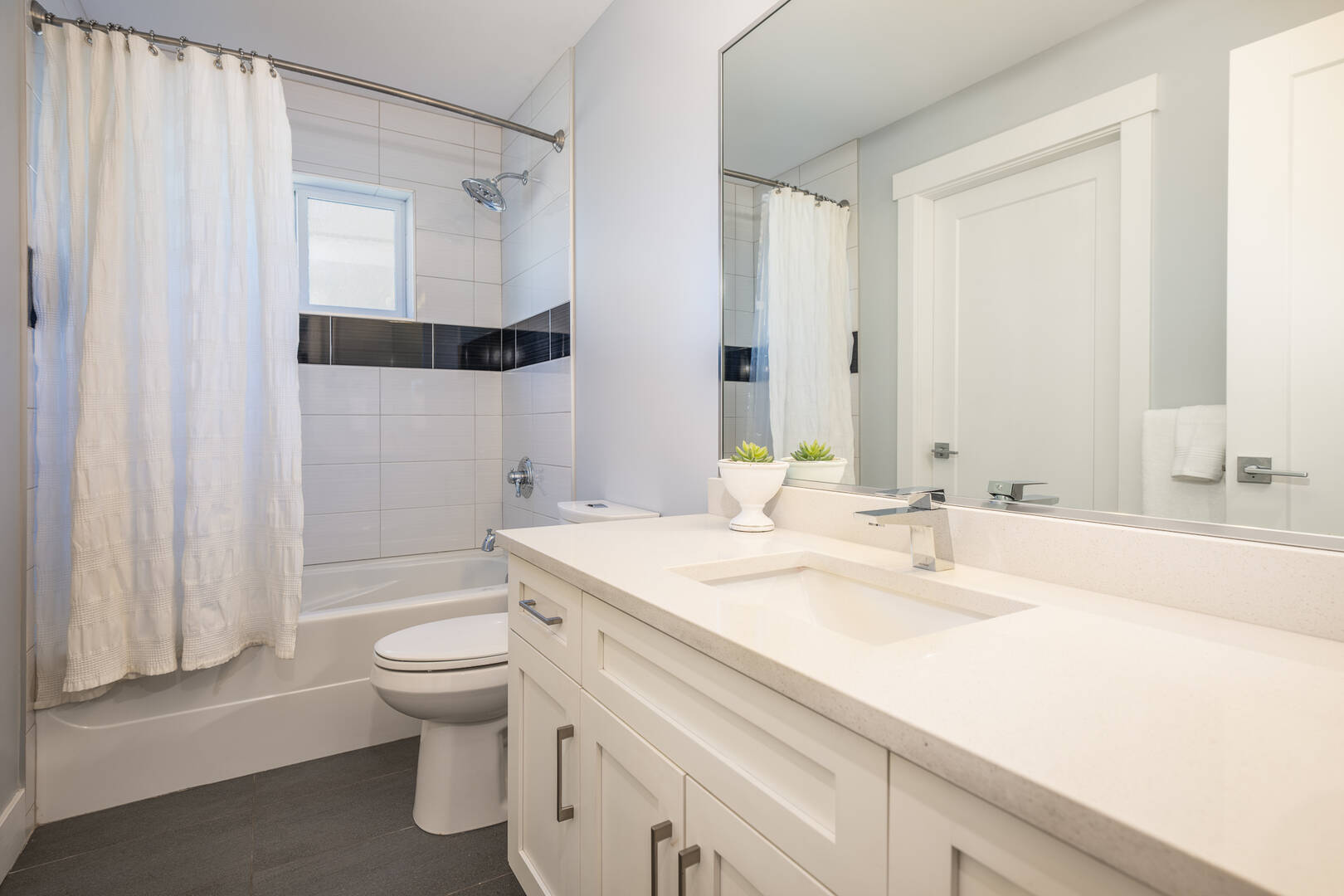 Brivity - 1712 Haultain St Victoria, BC V8R2L2 - Virtual Tour
