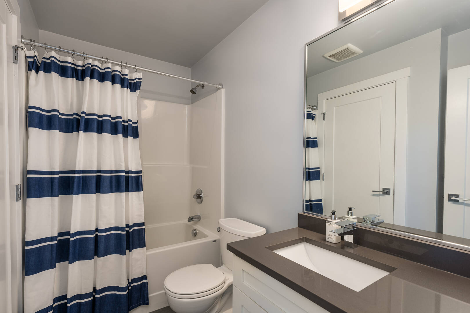 Brivity - 1712 Haultain St Victoria, BC V8R2L2 - Virtual Tour